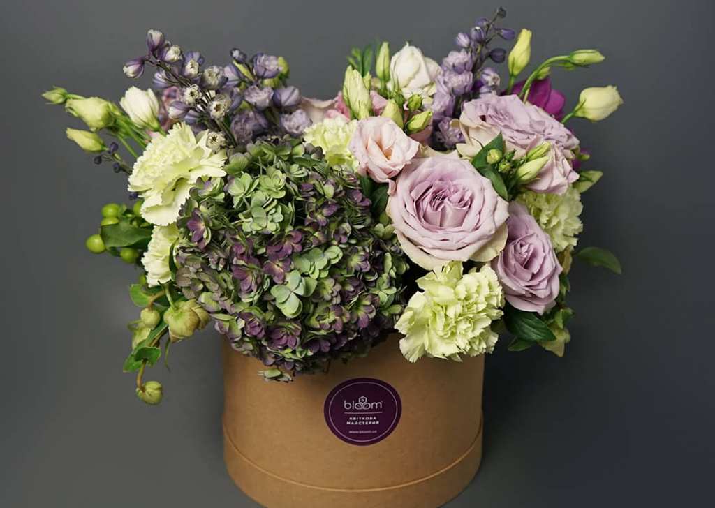 Квіткова композиція в капелюшній коробці Indigo Box