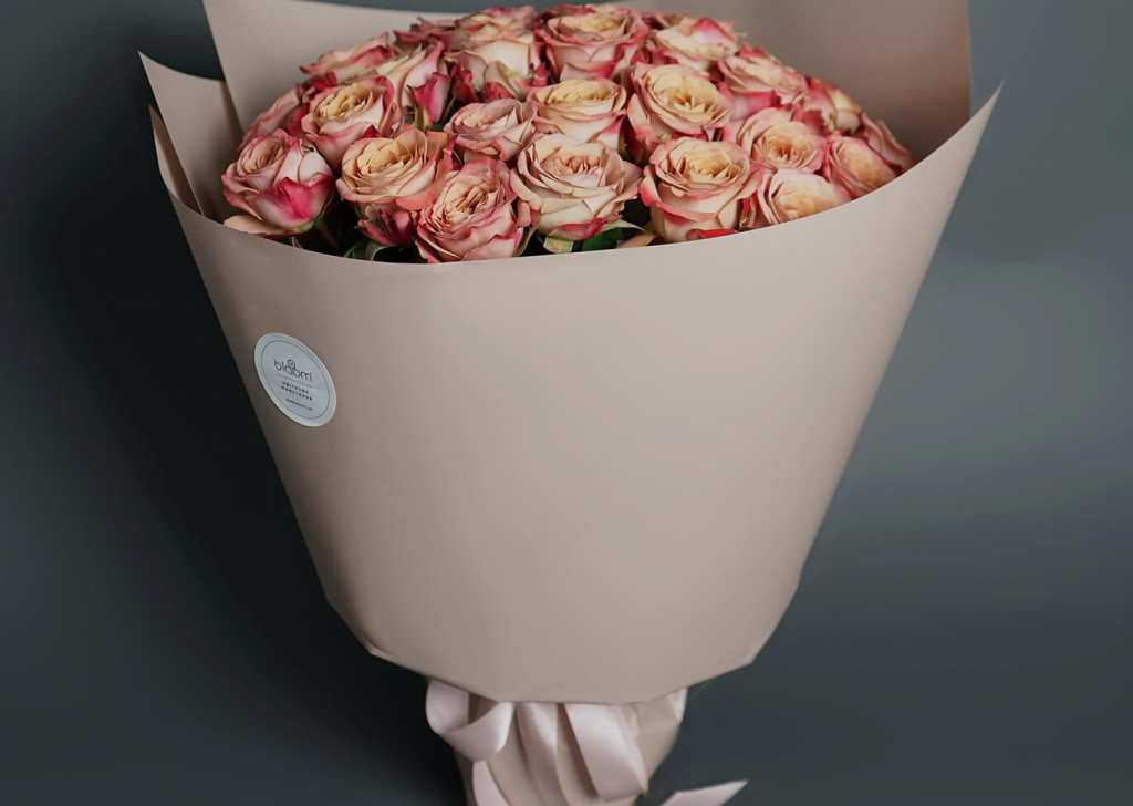 The 'Cappuccino Roses' Mono bouquet
